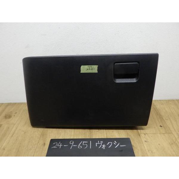 **** 商品説明を必ずご確認ください ****部品管理番号：202409065170210部品名：グローブBOX部品区分：リサイクル品車名：ヴォクシー車両タイプ名：5DBOXワゴン通称型式：ZRR75GBPXEPL認定型式：DBA-ZRR...