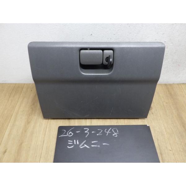 **** 商品説明を必ずご確認ください ****部品管理番号：202603024870210部品名：グローブBOX部品区分：リサイクル品車名：ジムニー車両タイプ名：3DJワゴン通称型式：JB23WJXCR-D認定型式：GF-JB23W年式：...
