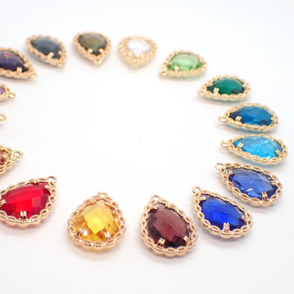 ポイント利用【商品説明】カラーガラスストーンの上品なストーンフレームパーツ。シンプルなので使い勝手抜群！ピアスやネックレスなど、アクセサリーの手作りパーツにオススメです。【商品仕様】・全長：約19mm×約13mm(マルカン含む)・厚み 約4...