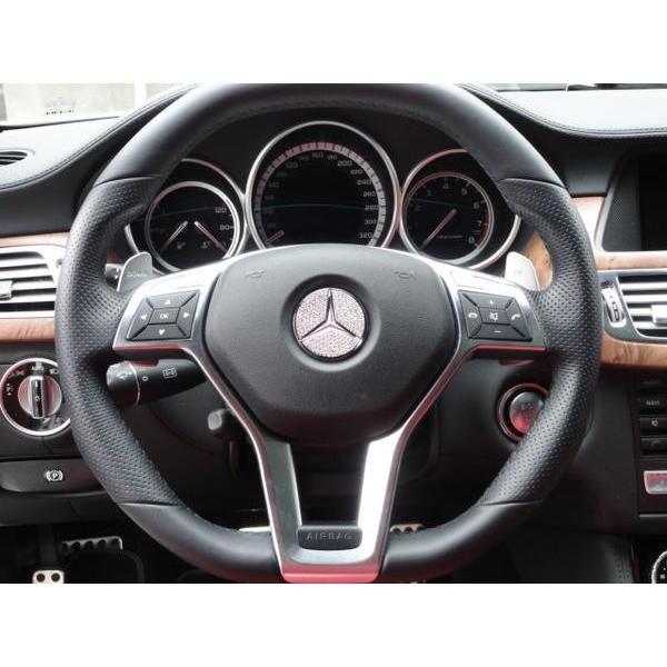 ベンツ　汎用ステアリングバッチ（ラグジュアリースワロフスキー♪）になります。やはりスワロフスキーの輝きが車内に入ると違いますね！！確実に高級感がかなり増すこと間違いないです♪想像以上に決まること間違いなしです！！他の人に差を付けるにはこれし...