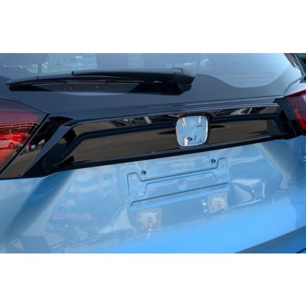 ＜＜商品説明＞＞　大好評！大人気！！ニューアイテム！！！ホンダフィット（2020(令和2)年2月〜）用バックドアガーニッシュ（艶ありブラック）になります。新アイテムになります♪もちろん一台分ワンセットのお値段になります♪もはや定番！？遊び心...