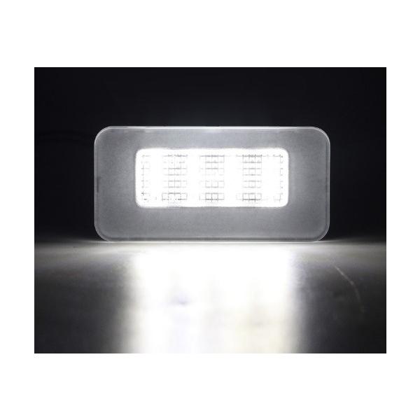 ＜＜商品説明＞＞　大人気！大好評！！ニューアイテム！！！テスラモデルS（2017年〜）モデルX（2017年〜） 等用LEDキャンセラー内蔵ナンバー灯になります。アウターケース一体型のアッセンブリー交換の適合車種専用設計！！純正の電球色のナン...