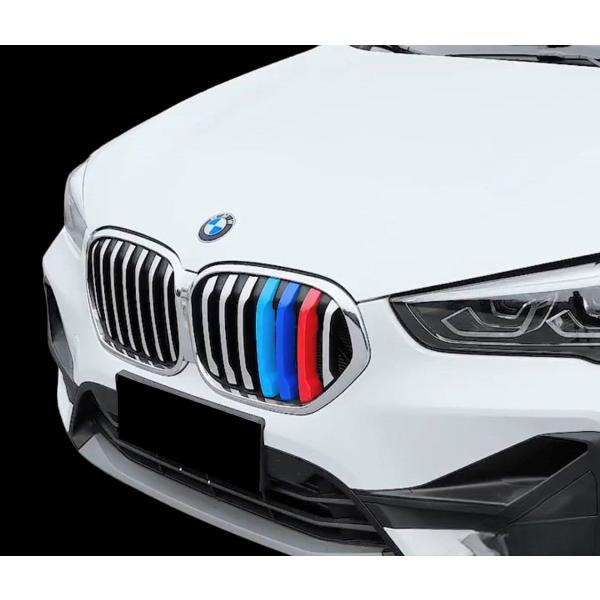 ＜＜商品説明＞＞　大人気！大好評！！ニューアイテム！！！ＢＭＷ　X3シリーズG01/X3（2021(令和3)年10月〜）用　Mカラー　３色／３ピースセット　グリルフィンカバー　ストライプモール（7フィン）になります。スポーティーなＢＭＷには...