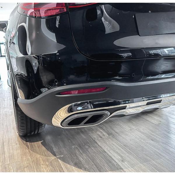 ＜＜商品説明＞＞　大人気！大好評！！ニューアイテム！！！メルセデス　ベンツ　GLCクラスX254/SUV（2023(令和5)年3月〜）C254/クーペ（2023(令和5)年11月〜）用4本出しルックマフラーカバー（カーボン調）になります。新...