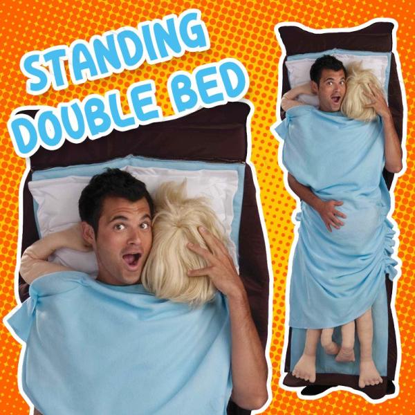 これを着ていれば独りでも寂しくない！？まるでベッドの上で女性と寝ているように見える着ぐるみです。何とも言えないシュールさでウケ狙いの仮装をしたい方にピッタリ【キーワード】KEYおもしろ衣装(ハロウィン),KEY爆笑コスチューム,KEYおもし...