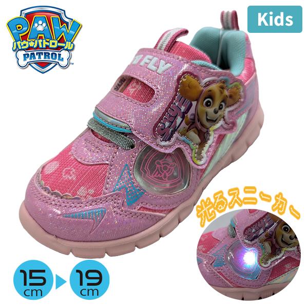 ◆商品説明大人気パウパトロール【スカイ】の歩くとサイドが光る！スニーカーです。歩いたり走ったり、衝撃でライトがピカピカ光ります♪マジックテープ仕様なので、お子様でも着脱簡単！かわいいデザインで毎日履くのが楽しみになりそう♪人気のフラッシュス...