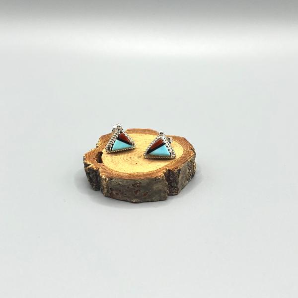 トライアングルの中にターコイズとコーラル、ジェットをインレイワークしたデザイン、カラーともにネイティブアメリカンらしいピアスに仕上がっておりますサイズ感が程よくありますのでコーディネートのアクセントになってくれ楽しんでいただけます！ナバホ族...