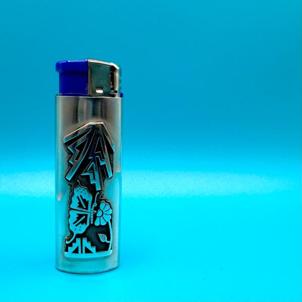 希少！ホピ族作のライターケースです！この時代になかなか見つけられないケース族作のライターケースです！デザインは、太陽の日差しが差し込み、そこに咲いた花に蝶々がやってきています。とても素敵な風景ですね。蝶は知性と美しさの象徴です。サイズ感はＢ...