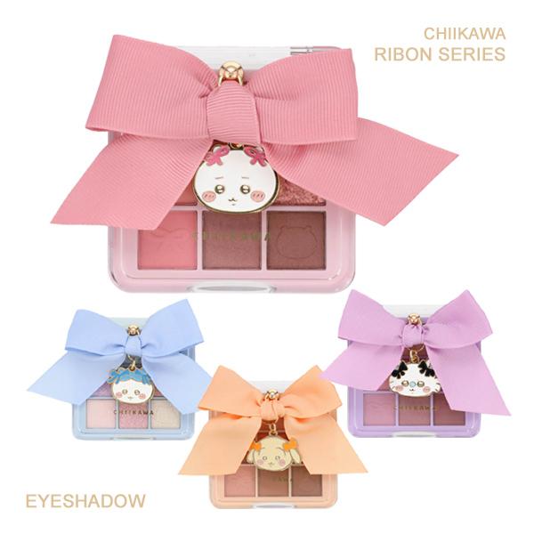 リボンをつけた「ちいかわたち」のリボンコスメシリーズです。ちいかわたちのシルエットがエンボスされたアイシャドウパレット。リボンチャーム付きで見た目も可愛く、使うたびに気分が上がる。ちいかわ・ハチワレ・うさぎ・モモンガの4種類展開本体サイズ：...