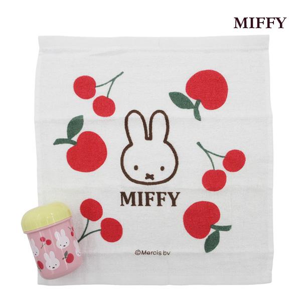 幅広い年齢層から人気があるミッフィーの、可愛いランチシリーズの新作が入荷しました。こちらは、「おしぼりセット」です。おしぼりとケースがセットになった商品です。おしぼりは、綿100％でとっても肌触りいいよ。コンパクトで持ち運びに便利です。同じ...