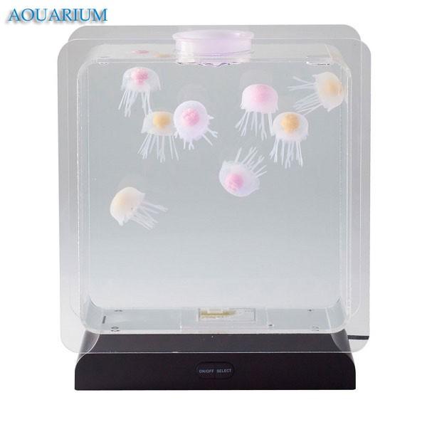 おしゃれインテリアメーカー「イシグロ」からアクアリウムシリーズの登場です。 付属の本物そっくりのクラゲを水の中にいれてゆらゆらと見ているだけで究極の癒しを演出します。☆ 暗闇では、ＬＥＤライト付きで幻想的なライトアップをほどこしお部屋をおし...