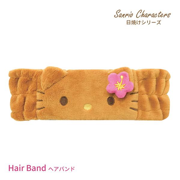 【発売日：2026年06月15日】人気のヘアバンドにフェイスアップがかわいい「ハローキティ」が仲間入りです。しめつけがあまりなくやわらかゴムで、やさしいつけ心地です。ふわふわ素材で肌触りやわらか、吸水・速乾性に優れた生地を使用しています。大...