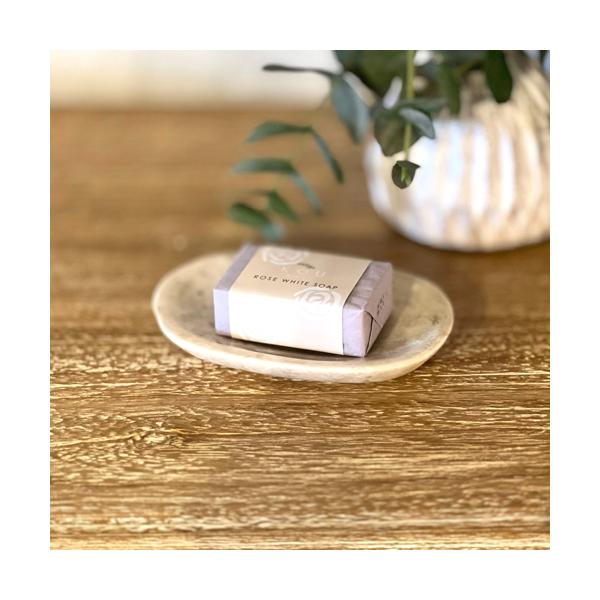 【商品】天然の大理石を使用したトレイナチュラルカラー【サイズ】・15×10×3(cm)【素材】天然大理石【送料】Aランク【注意事項】・天然大理石を使用している為、お色目や模様には個体差がございます。・天然大理石を使用したハンドメイド商品の為...