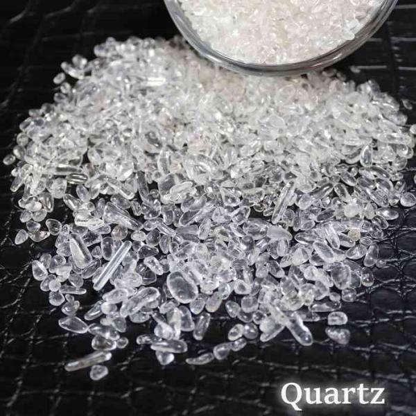 水晶 さざれ石 極小粒 100ｇ　AAA 浄化 透明度の高い極小粒の水晶さざれ石となります。空間の浄化や、天然石・パワーストーンの浄化にご利用頂けます。100ｇでブレスレット２〜3本分が目安となります。参考写真は100ｇです。ブレスレットは...