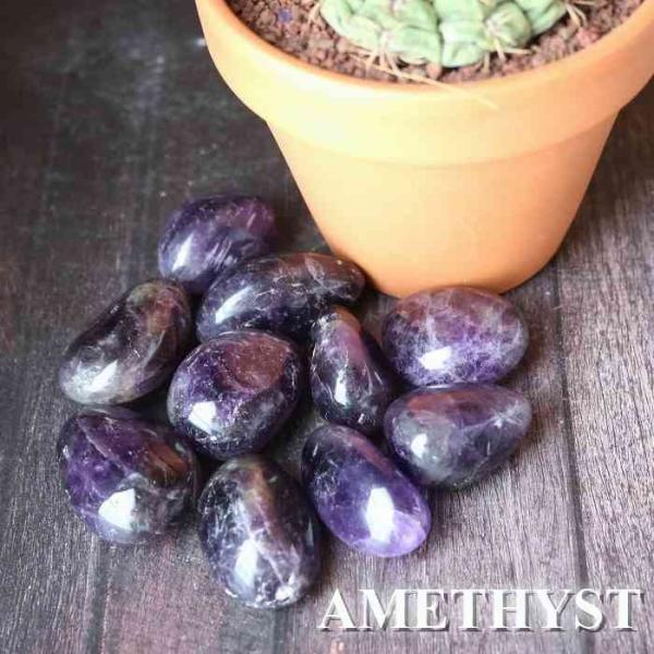 ブラジル産　アメジストタンブル Sサイズ 1個 マクラメ ワイヤーアクセサリー在庫より1つお選び致します【アメジスト　和名：紫水晶（むらさきすいしょう）】2月の誕生石として知られているアメジスト。紫は、日本では最も高貴な色として、行事などで...