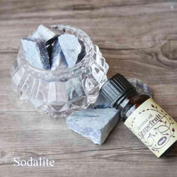 ソーダライト 原石 50g 天然石 アロマストーン インテリアアロマストーンとしての使い方器等に原石を置き、アロマオイルを数滴垂らしていただくだけで火を使わない安全なアロマディフューザーとなりますサンドペーパー等で研磨して、実験を楽しむ【 ...