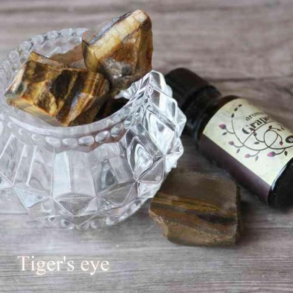 タイガーアイ 原石 50g 天然石 アロマストーン インテリア50ｇで販売しているものより大き目となります、サイズミックスです。サイズが均一ではありません。※柄をわかりやすくするため、原石を拭いております。アロマストーンとしての使い方器等に...