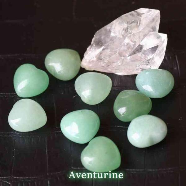 アベンチュリン ミニ ハート タンブル 15ｘ15ｘ9ｍｍ（平均）1個アベンチュリンは森林を思わせる癒しの石です。心身やオーラに溜まったエネルギ ーの汚れを掃除して綺麗にしてくれます。健康を維持、促進の効果が期待されています。病気療養中の方...