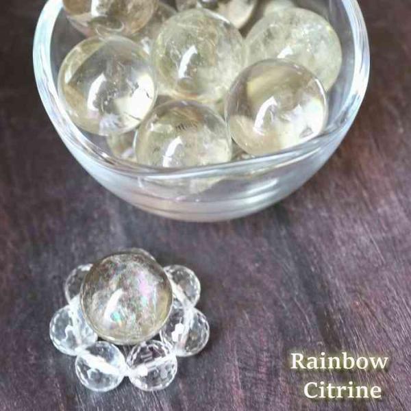 シトリン ちぃっちゃいスフィア アイリス シトリン 虹入り 丸玉 1個 20mm程度のちょっとちっちゃいスフィアをお届け致します。※天然石は自然の贈り物です。人工物ではございませんので、成長過程でのクラック（欠け）やインクルージョン（内包物...