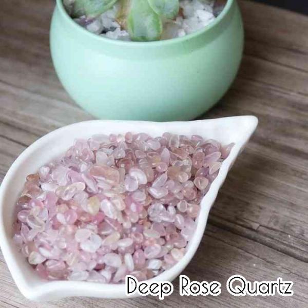 極小粒 ディープローズクォーツ　100グラム珍しいディープローズクォーツのさざれ石です。オルゴナイトに入れても、ハーバリウムに使用しても可愛いのは間違いないですね手入れも簡単で100ｇで２〜３本のブレスレットを浄化することが可能です。お部屋...