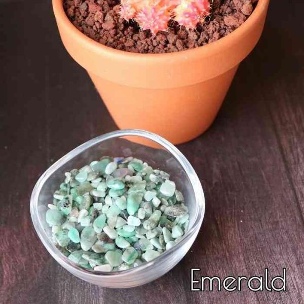 エメラルド　さざれ石　15g 天然石 オルゴナイト インテリア【エメラルド】5月の誕生石和名『翠玉』すいぎょく愛の石として知られ、恋愛における忍耐力や知恵を与えてくれます。幸運を導く石とも言われています。※天然石は自然の贈り物です。照明の関...