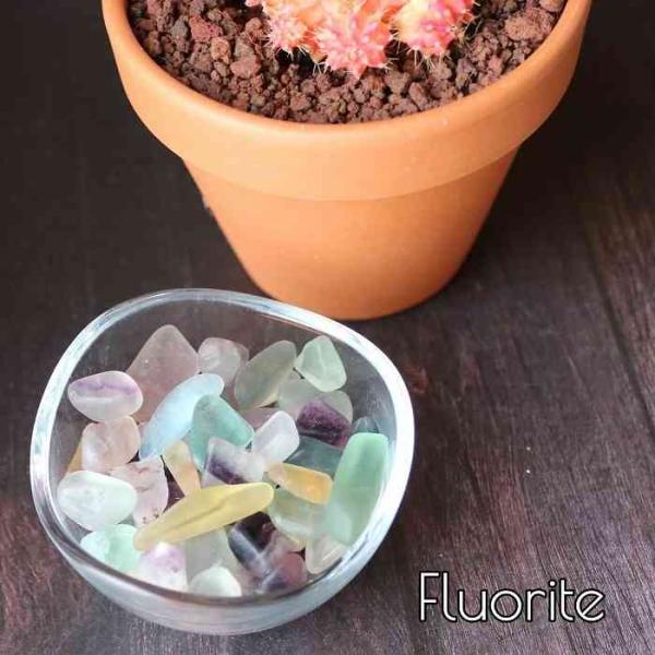 フローライト 100g さざれ石 握り石 インテリア 参考サイズ極小粒：3-5ミリ程度小粒：6-11ミリ程度中粒：10ー15ミリ程度人気の高いフローライトさざれ石です。蛍石の和名で親しまれており、天才の石とも称されています。抑圧しがちな感情...