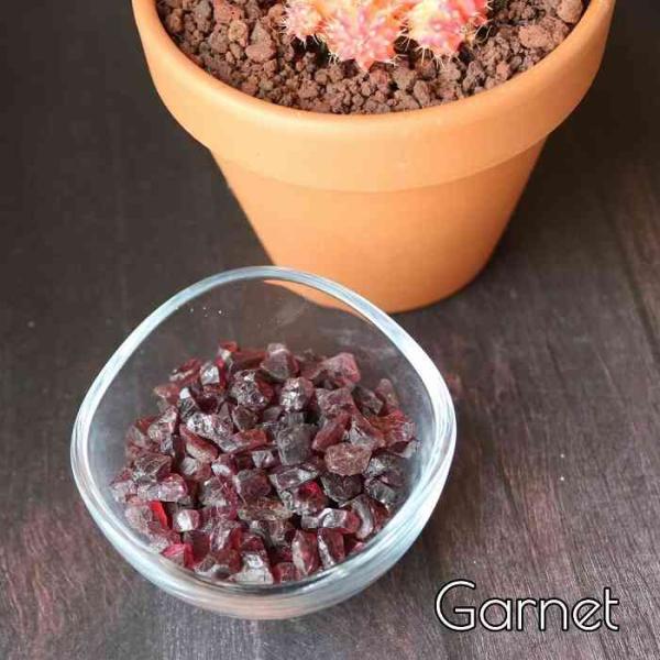 希少 ガーネット 小粒　さざれ石　20g【ガーネット】１月の誕生石和名『柘榴石』ざくろ石情熱の石と呼ばれ、持ち主に愛情をもたらします。恋愛や、健康運アップに良いとされます。受験等の目標を持つ方にも、活力を与えると言われていますよ。※天然石は...