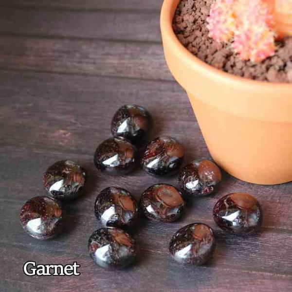 ガーネット タンブル Sサイス 1個 天然石 5〜10ｇ1個【ガーネット】1月の誕生石『勝利の石』と呼ばれ精神力や忍耐力を養い困難に負けず乗り越えれるよう導いてくれます。一途な愛を貫くことで、パートナーと固い絆で結ばれると言われています。※...