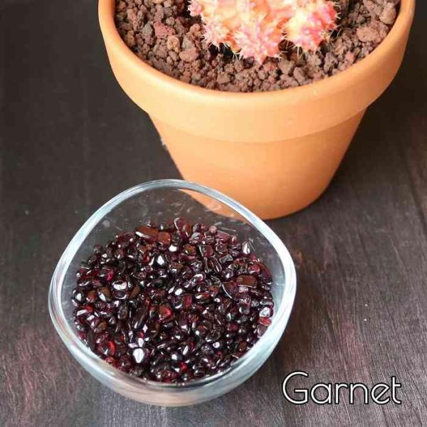 ガーネット　極小粒　さざれ石　80g【ガーネット】１月の誕生石和名『柘榴石』ざくろ石情熱の石と呼ばれ、持ち主に愛情をもたらします。恋愛や、健康運アップに良いとされます。受験等の目標を持つ方にも、活力を与えると言われていますよ。※天然石は自然...