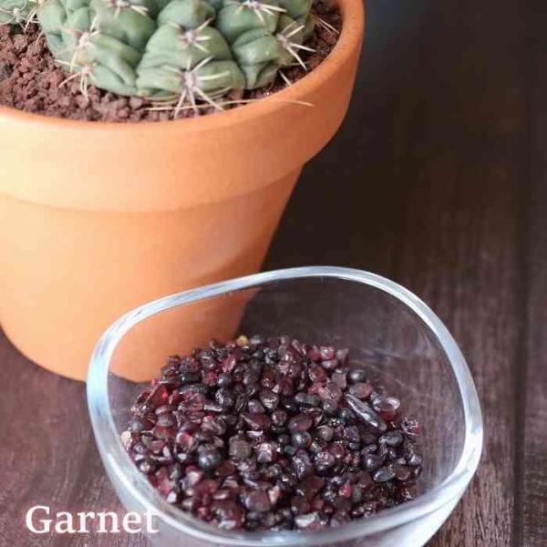 ガーネット 超極小粒 さざれ石 100g【ガーネット】１月の誕生石和名『柘榴石』ざくろ石情熱の石と呼ばれ、持ち主に愛情をもたらします。恋愛や、健康運アップに良いとされます。受験等の目標を持つ方にも、活力を与えると言われていますよ。※天然石は...