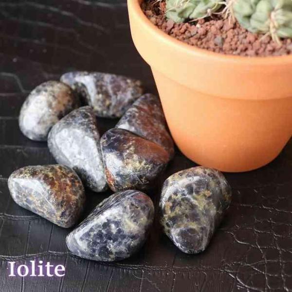 アイオライト タンブル Mサイズ 1個 天然石 マクラメ編み ワイヤーアクセ 握り石20〜30ｇ程度　※在庫より1点お選び致します【 アイオライト 】9月の誕生石の1つとして用いられています。カラーはすみれ色になりますが、実際には見る角度に...