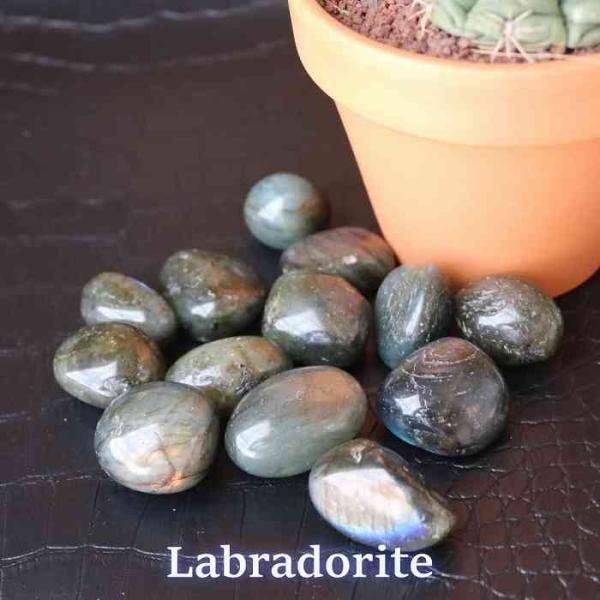 ラブラドライト タンブル Mサイズ 1個重さ：10g程度【 ラブラドライト 】月や太陽の象徴と言われているラブラドライトは根気強い実行力を養い信念を貫けるよう導く力があるとされており、特に虹色の光を持つものは霊性を高めると尊ばれ予知能力や霊...