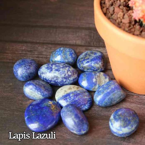 ラピスラズリ Sサイズ タンブル 1個 12月誕生石在庫より1点お選び致します10〜20ｇ 1個幸運をもたらす石と言われ、邪気を退けて正しい判断力を高めて、最高の幸運を呼び寄せてくれるパワーストーンです。目先の幸運を運ぶ性質ではなく、厳しい...