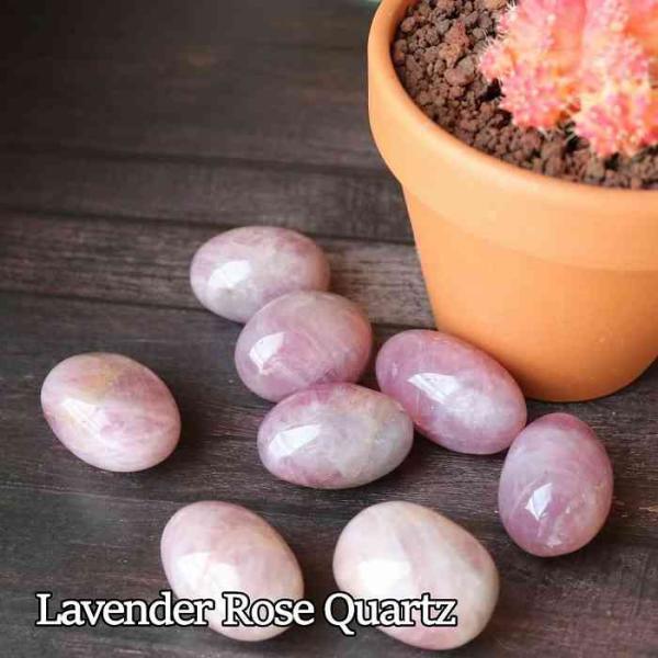 ラベンダー ローズクォーツ タンブル Mサイズ 1個20〜30ｇ程度【 ローズクォーツ 】自分を許し慈しみ、内面へむけての愛をはぐくむローズクォーツ。自分を愛することで、すべての人間関係に限りない愛の力を向けることができるようになるのです。...