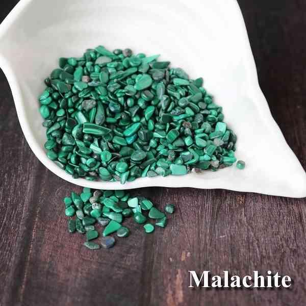 マラカイト さざれ石 30グラム オルゴナイト インテリア小瓶に入れて飾ったり、オルゴナイトやアクセサリーを作ったり、色々用途がございますね。天然石のため、インクルージョンが入っているものもございます