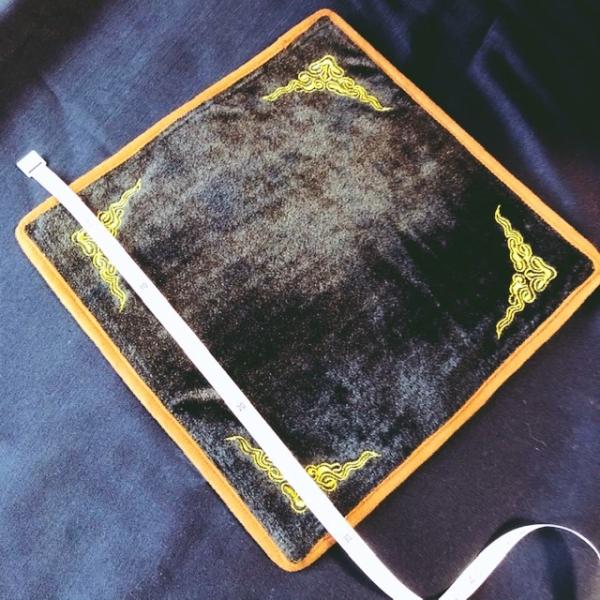 天然石販売用白黒両面起毛マット クロスサイズ：40cmｘ40cm【商品情報】天然石の陳列などにお使い頂けるベロア調の起毛マット。ハンドメイドの際パワーストーンや細かいパーツの散乱防止を防ぐマットとしてもご利用頂けます。タロット使用や、リーデ...