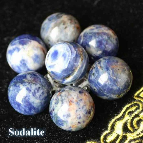 ミニ ソーダライト 丸玉スフィア 20mm 1個※在庫より1点お選びします1個販売台座が必要な場合は6mmの多面スターカット水晶でお作りします。※天然石は自然の贈り物です、人工物ではございませんので、成長過程でのクラック（欠け）やインクルー...