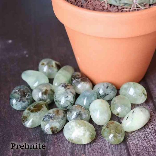 天然石 プレナイト ブドウ石 葡萄石 Sサイズ タンブル 1個５〜10g程度インクルージョン（エピドート）入りが殆どです。現物を撮影しております（写真に映っているものが在庫の全てではございません）※天然石は自然の贈り物です。人工物ではござい...