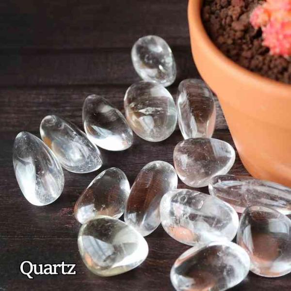 ブラジル産 水晶 タンブル Sサイズ 1個1つ 10〜20ｇ程度水晶は浄化にお使い頂ける他、インテリア等にもお使い頂けます。お気に入りのタンブルが見つかればアクセサリー（マクラメ）にもいかがでしょうか？※天然石は自然の贈り物です、内包物や欠...