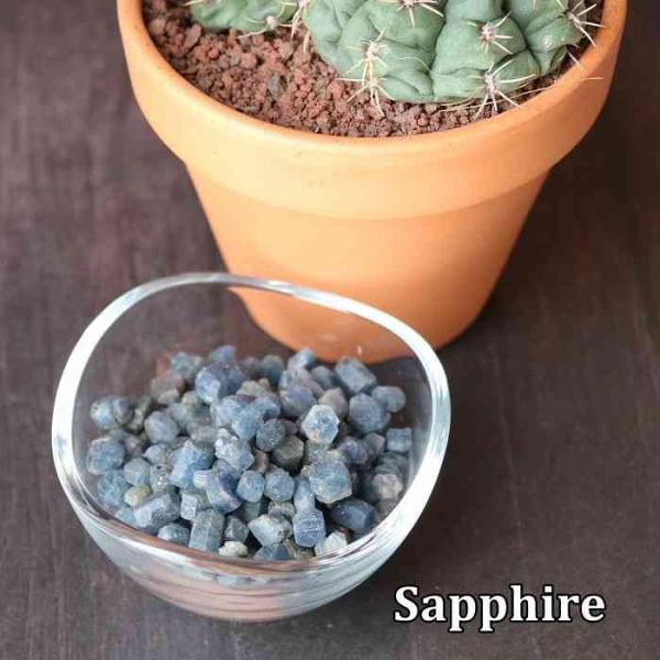 希少 サファイア 粒 さざれ 石 原石 5g写真２枚目3枚目は５ｇの写真になります。※加工時の匂いがついております、匂いに敏感な方はご遠慮くださいませ。※輸送時に石同士がぶつかり、表面が白っぽくなる場合がございます。　その際は少量のオリーブ...