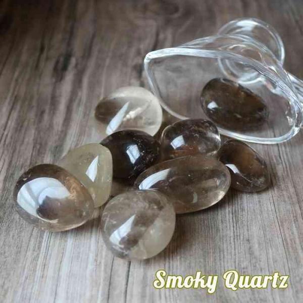 スモーキークォーツ Mサイズ タンブル 1個 天然石 10〜20ｇ1個※お任せカラー　ほんのり色づきのライトカラーが含まれます【 スモーキークォーツ 】大地の力が宿る石と言われてきました。古代には悪霊を祓うと信じられており、魔除けや厄除けの...