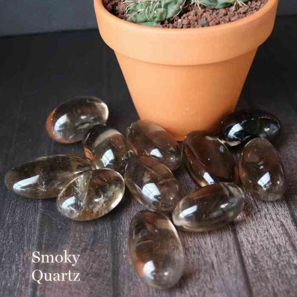スモーキークォーツ Mサイズ タンブル 1個 天然石 30〜40ｇ1個※お任せカラー【 スモーキークォーツ 】全体的に落ち着いた茶色をしていることから、スモーキークォーツは大地の力が宿る石と言われてきました。古代には悪霊を祓うと信じられてお...