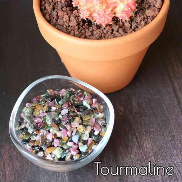 天然石　パワーストーン　トルマリンA　細石50gマルチカラーのトルマリンさざれになります。サイズ：２〜５mmトルマリンの両端はマイナスとプラスを帯電しています。そのため、摩擦をするとマイナスイオンを発生すると言われています。マイナスイオンは...