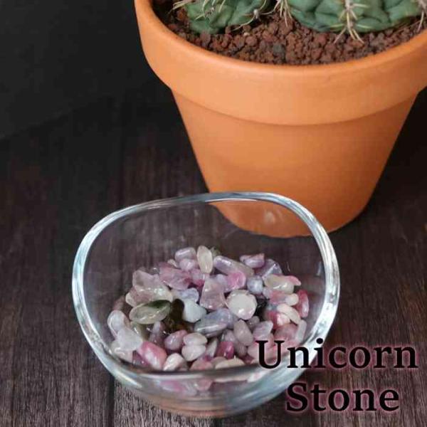 ユニコーン ストーン 小粒 さざれ石 50g【 ユニコーンストーン 】マダガスカルで近年発見されたこの石は レピドライト ピンクトルマリン スモーキークォーツ が共生しています。【 レピドライト 】変革の石として知られるレピドライトは、不安...