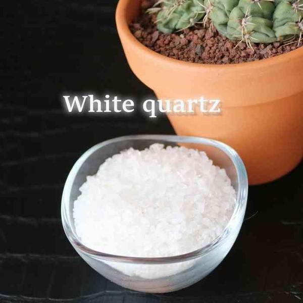 ブラジル産 白水晶 極小粒 さざれ石 100g 浄化 ハンドメイドに白いタイプの水晶です。※天然石は自然の贈り物です、内包物や欠けなどが見られる場合がございます。ご了承下さいませ。