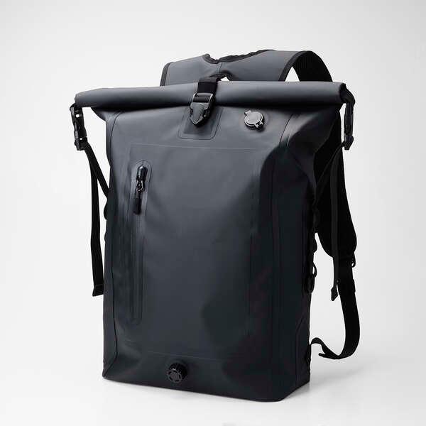雨などの水滴から荷物を守る!耐水性に優れる樹脂コーティング生地を採用した防水ロールトップリュックです。水を溜めることもでき、排水バルブを緩めると簡易蛇口やシャワーとして使用可能なので、防災バッグにもおすすめです。