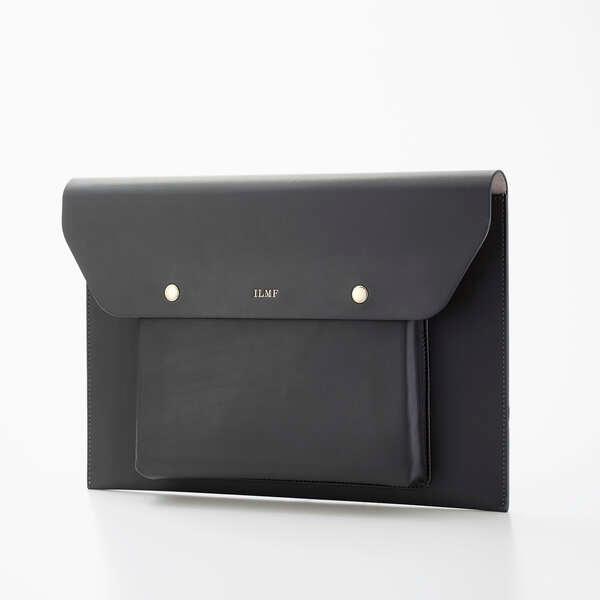 ノートパソコンやタブレットと一緒にACアダプター、マウスなどを収納してスマートに持ち運べる。私らしい仕事道具で毎日をもっと輝かせる、“ILMF”シリーズのレザーインナーケースです。