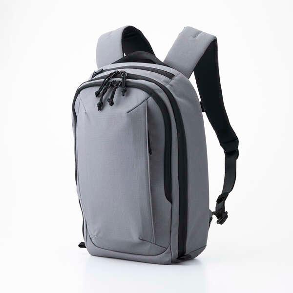 ミニマルなシルエットとコンパクトなサイズ感に、豊富なポケットを備え、収納力は抜群。仕事と生活を自由に行き来する現代のライフスタイルを提案する、MNLシリーズのバックパックです。