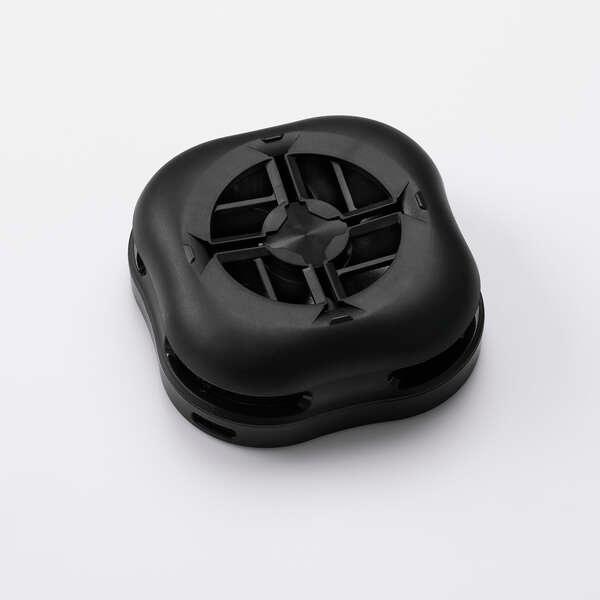 マグネットで簡単に着脱可能!ゲームや動画撮影中の熱上昇を防ぐ、ハイパワースマホクーラーです。ペルチェ式で、軽量・コンパクト・静音ながら、最高約-20℃の冷却力を発揮します(※当社試験結果による)。また異常な高温になった場合は、自動で停止する...