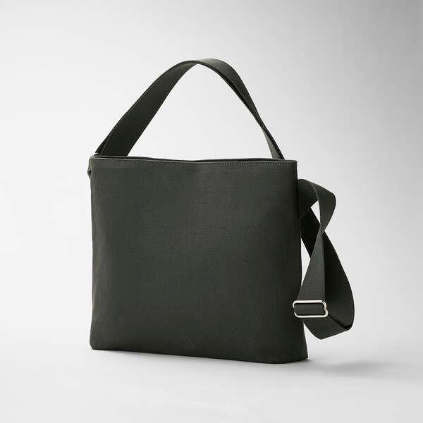 タブレットの持ち運びに便利!11インチまでのタブレットを収納可能なショルダーバッグです。スマートなシルエットながら、充電器などを分けて入れられるポケットも完備。お出かけに必要な荷物を十分に収納できます。